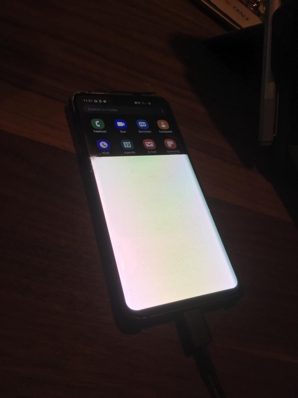 Grote witte balk in Samsung S10 scherm na barst zonder telefoon te ...