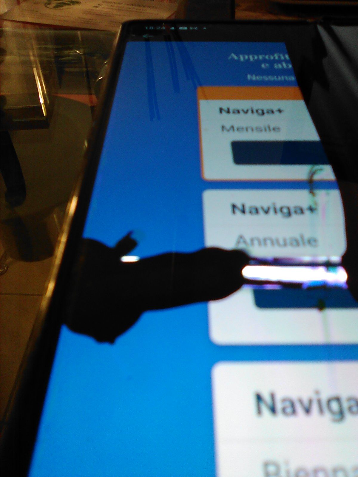 Schermo interno fold 2 difettoso e centro riparazioni non riconosce ...