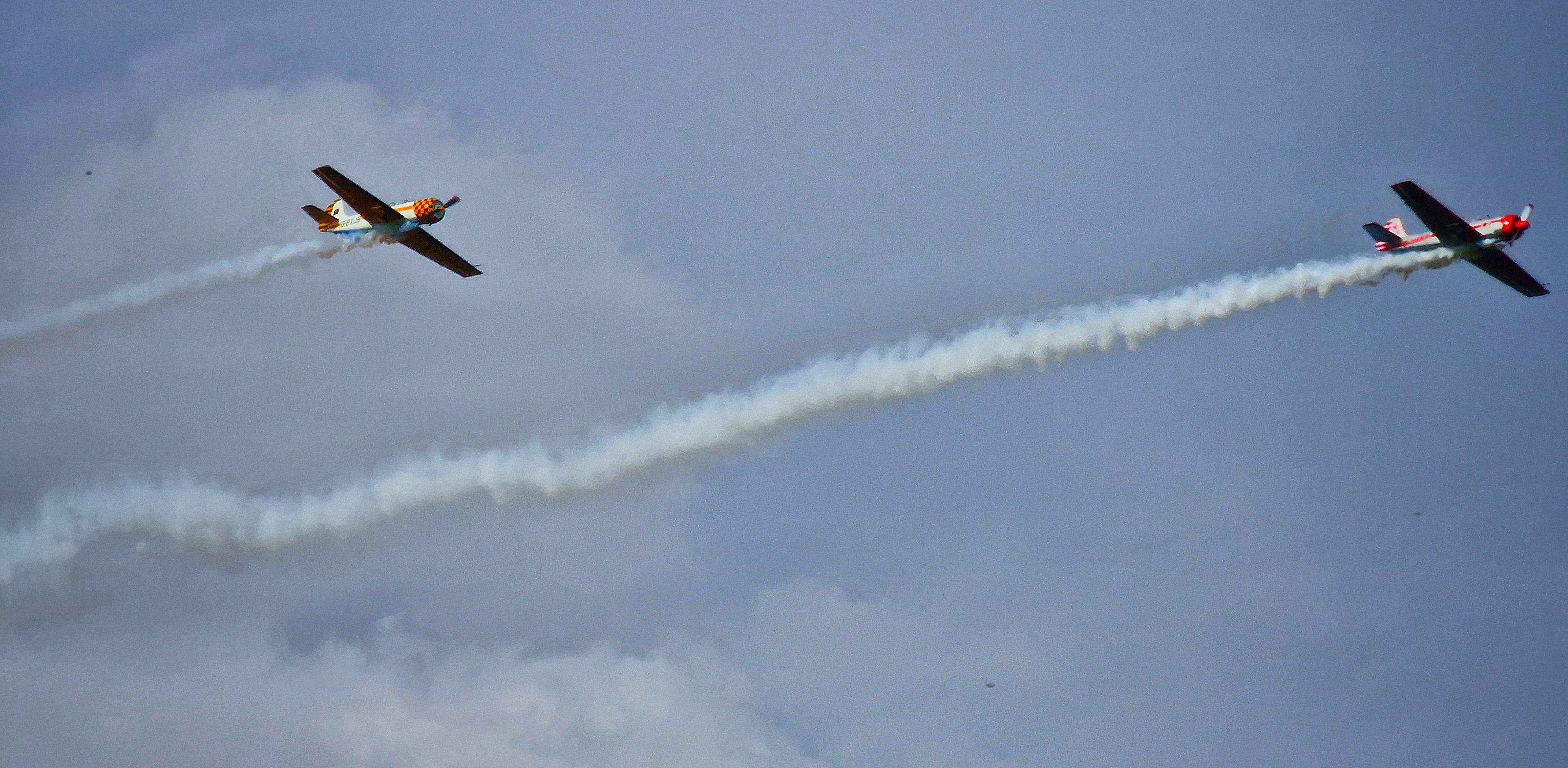 2 Planes overhead - Samsung Community