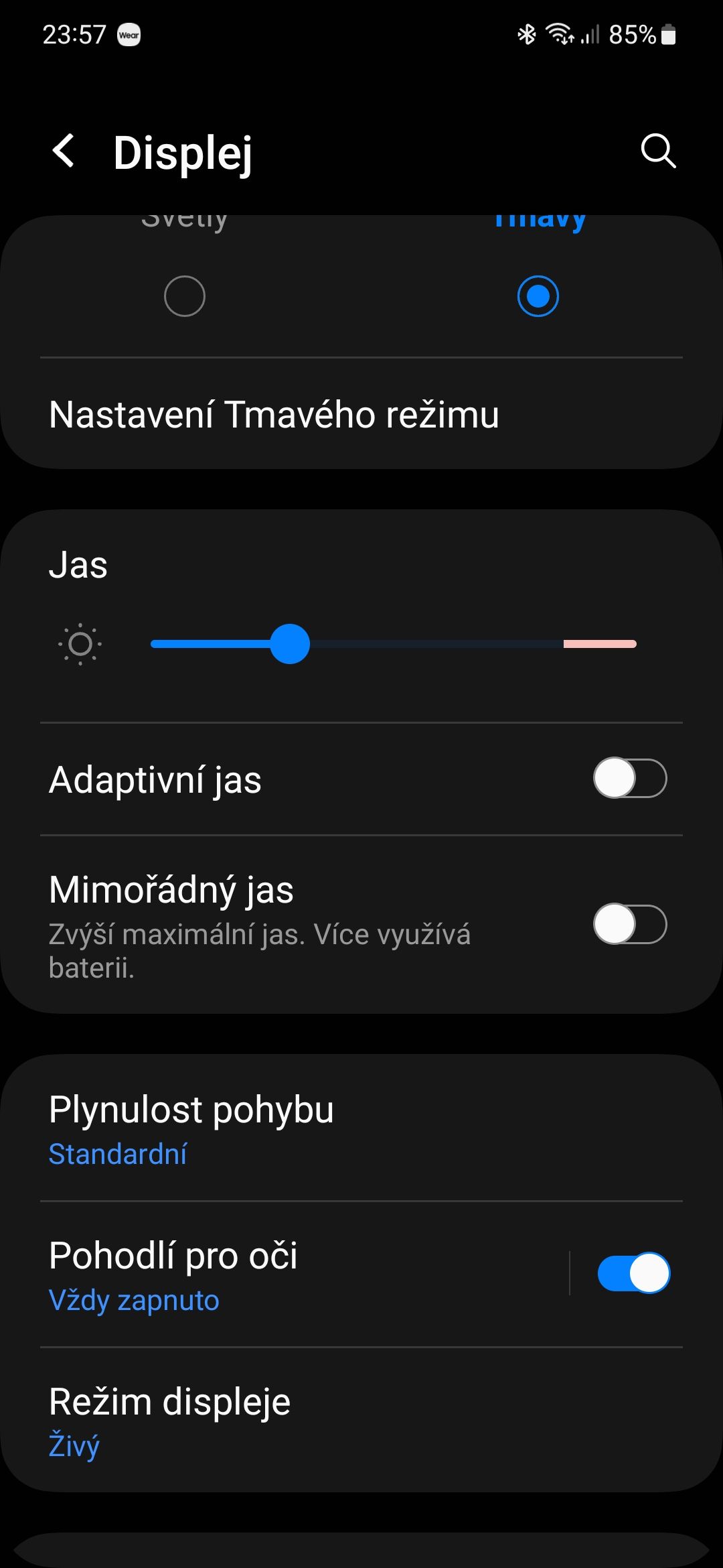 Jak se zapíná a vypíná funkce adaptivního jasu na S22 s Androidem 13 ...