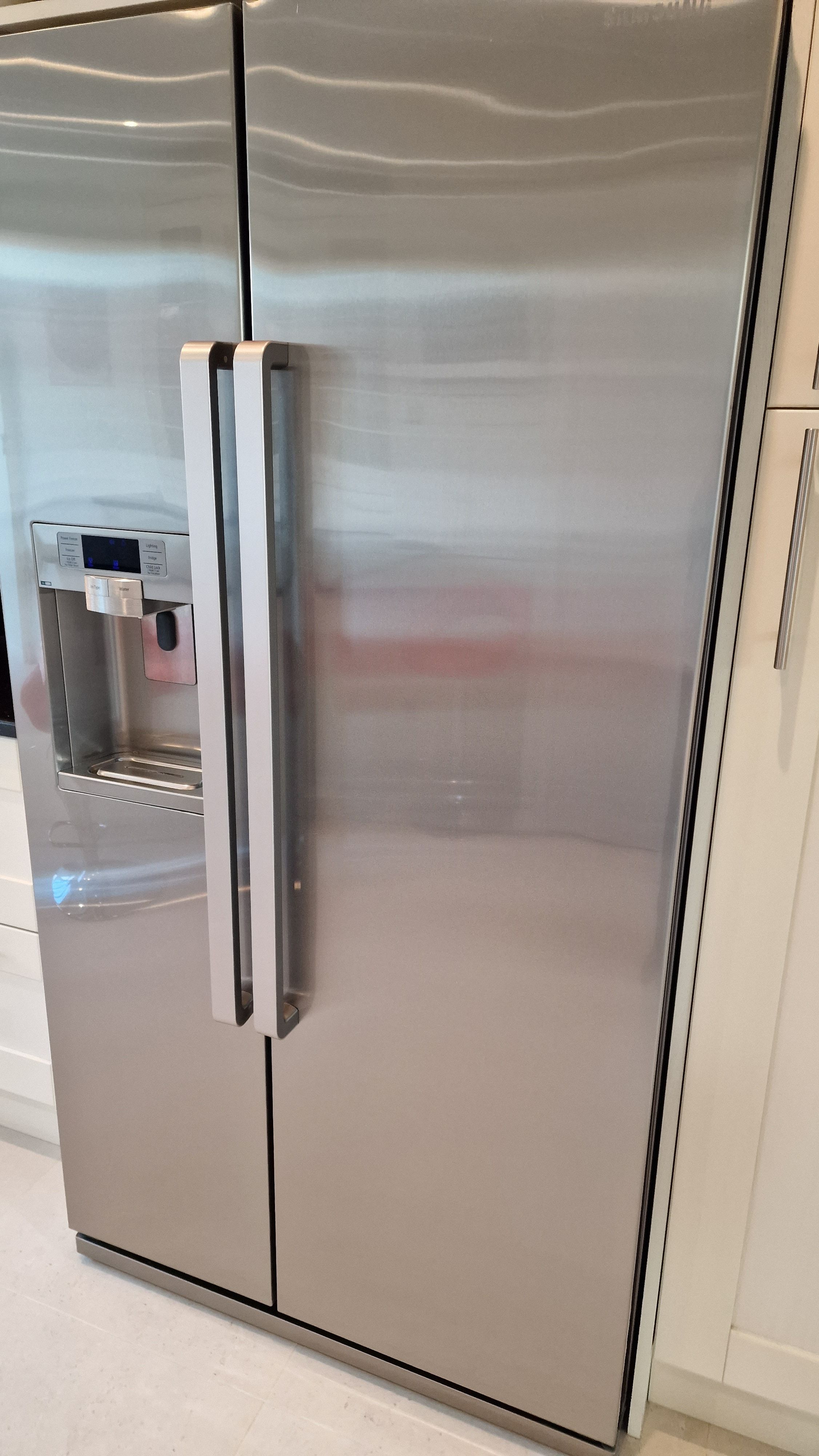 Surface finish on the SAMSUNG 8 Series RS68A884CSL/EU American-Style ...