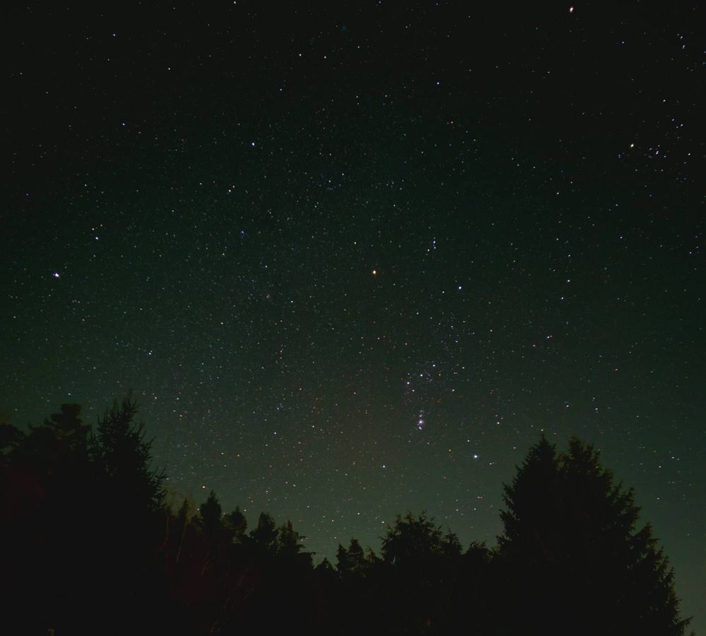 ExpertRaw Astro; 7 Minuten Belichtungszeit; unbearbeitet; S23Ultra ... ExpertRaw Astro; 7 Minuten Belichtungszeit; unbearbeitet; S23Ultra ...