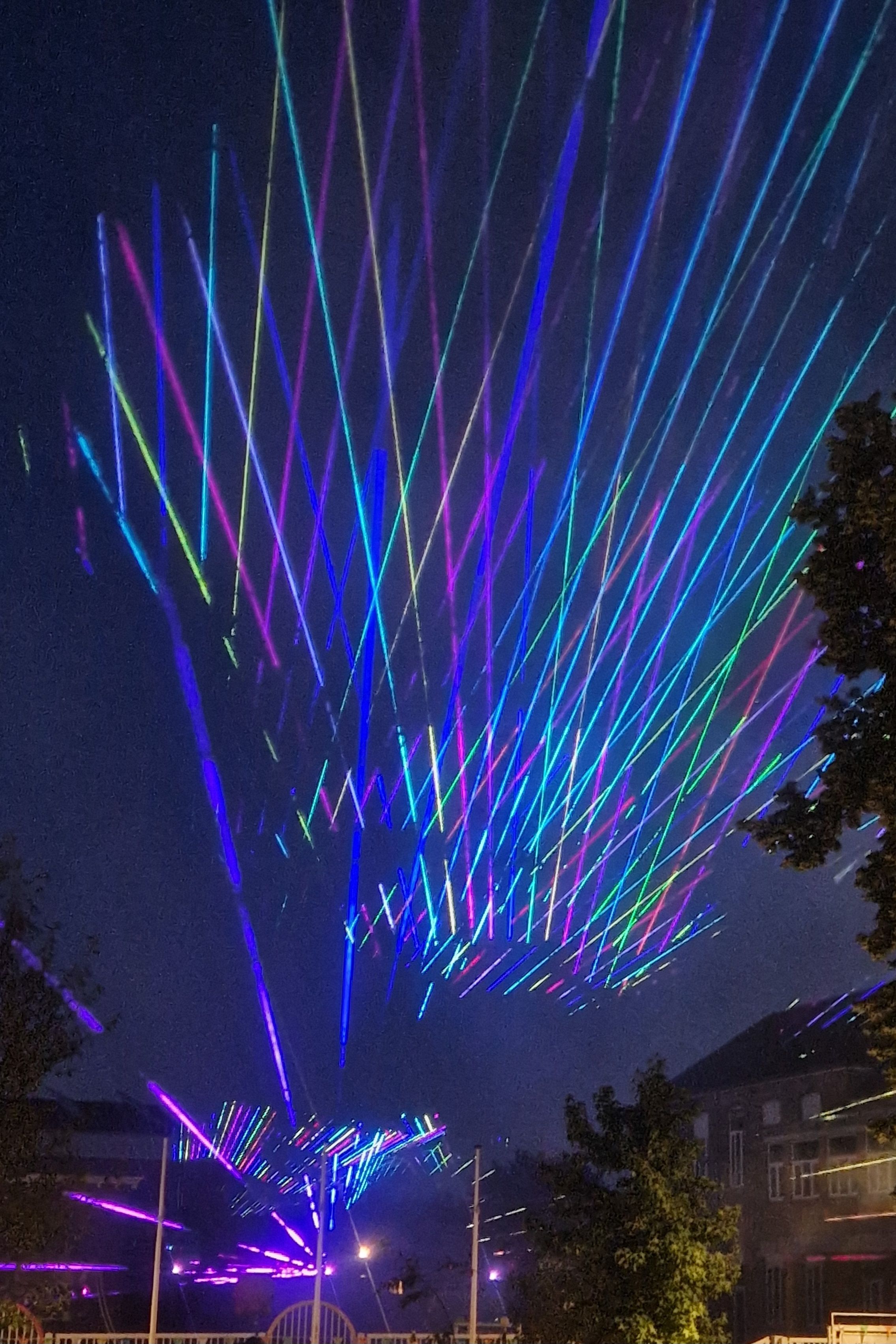 Lasers in the sky - Samsung Community