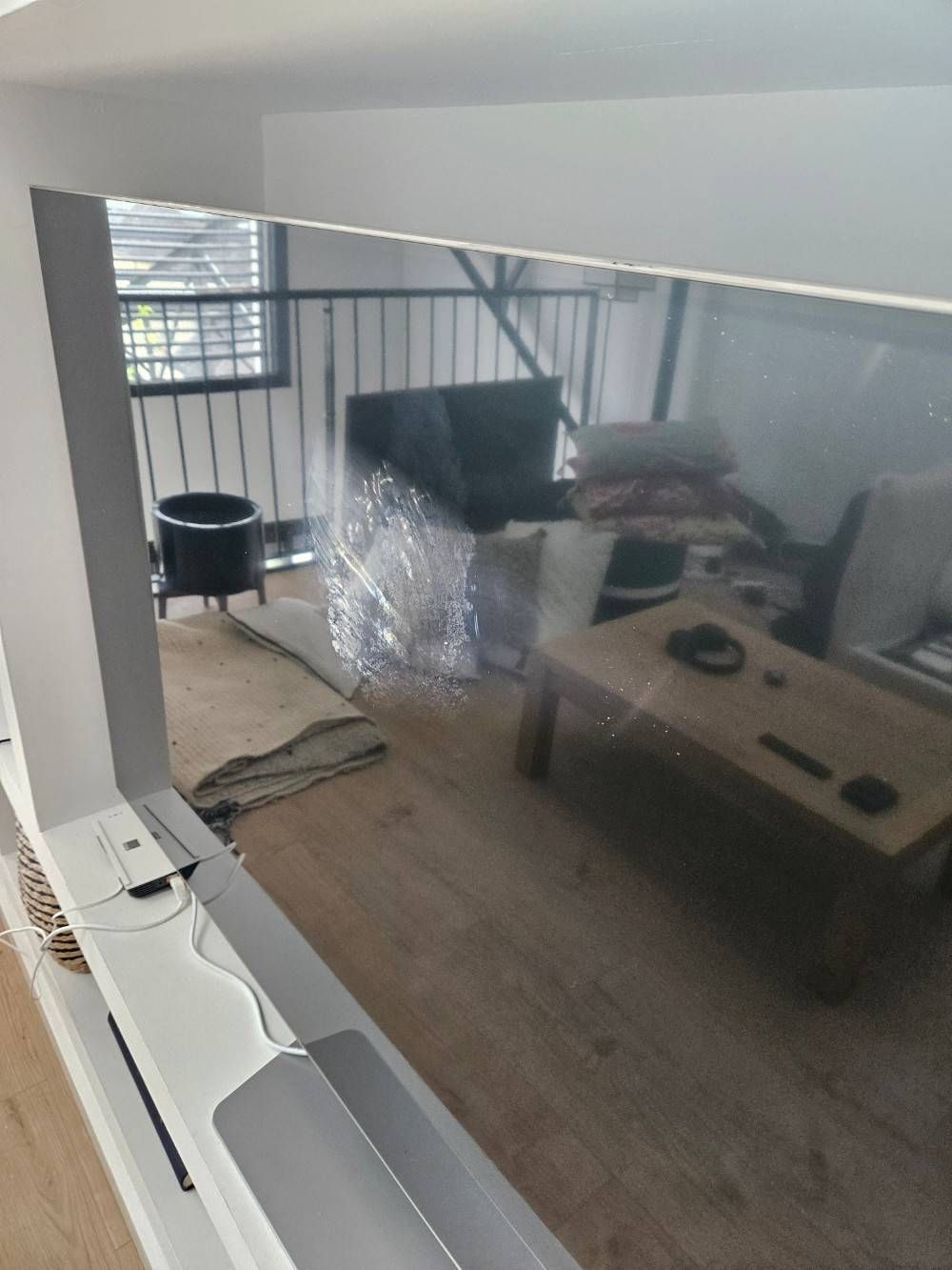 Résolu : Traces sur la télé - Samsung Community