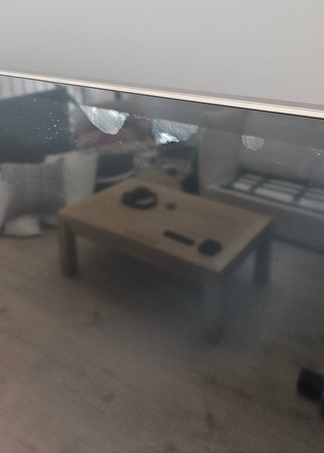 Résolu : Traces sur la télé - Samsung Community