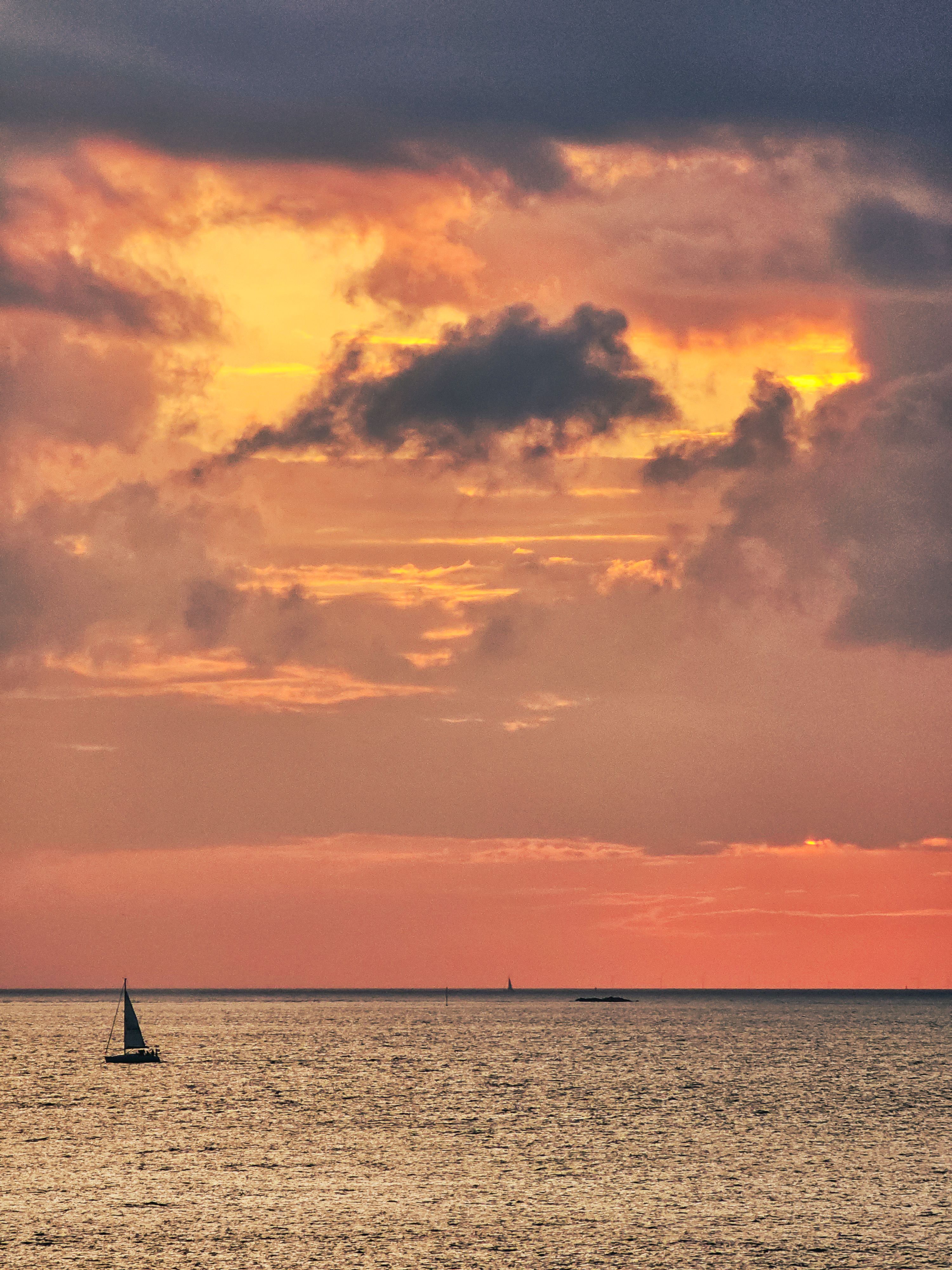 Sail boat at sunset with s23 ultra - Samsung Community