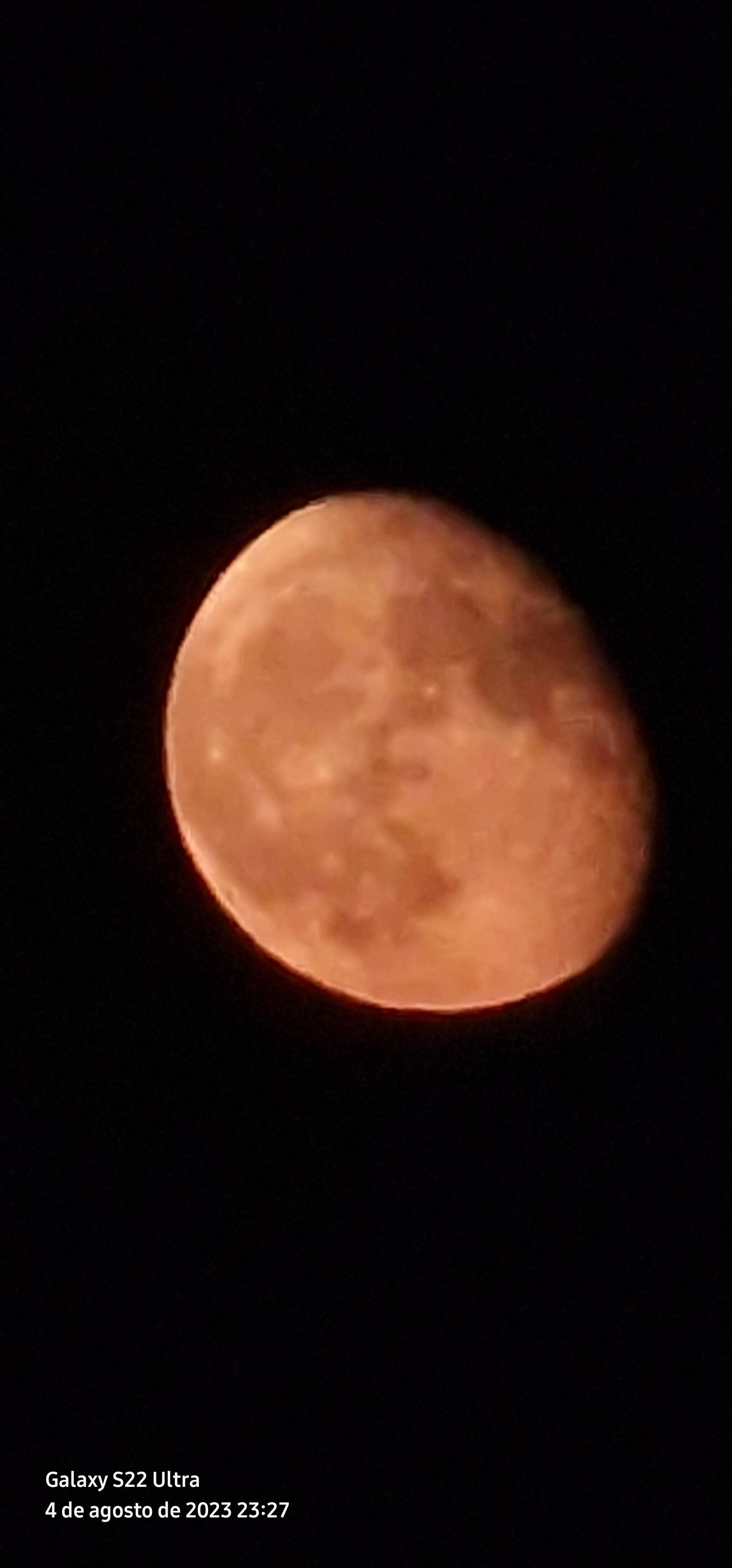 A lua ontem com tom alaranjado - Samsung Community