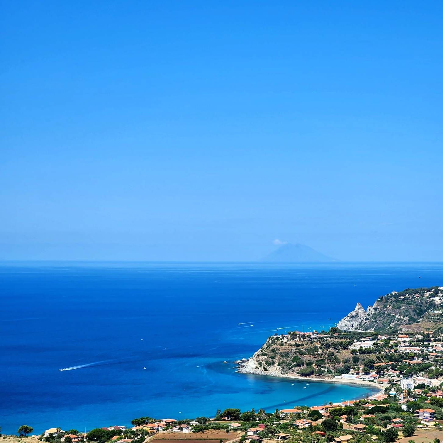 Bel vedere Coccorino e il vulcano Stromboli - Calabria - Samsung Community