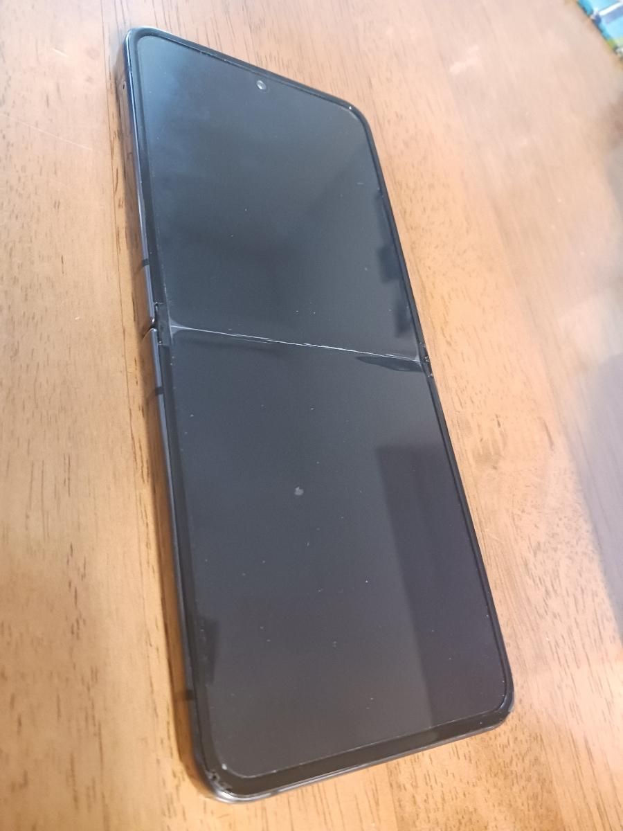 Z Flip 4 Screen Damage/Crease detaching from phone/Black screen ...