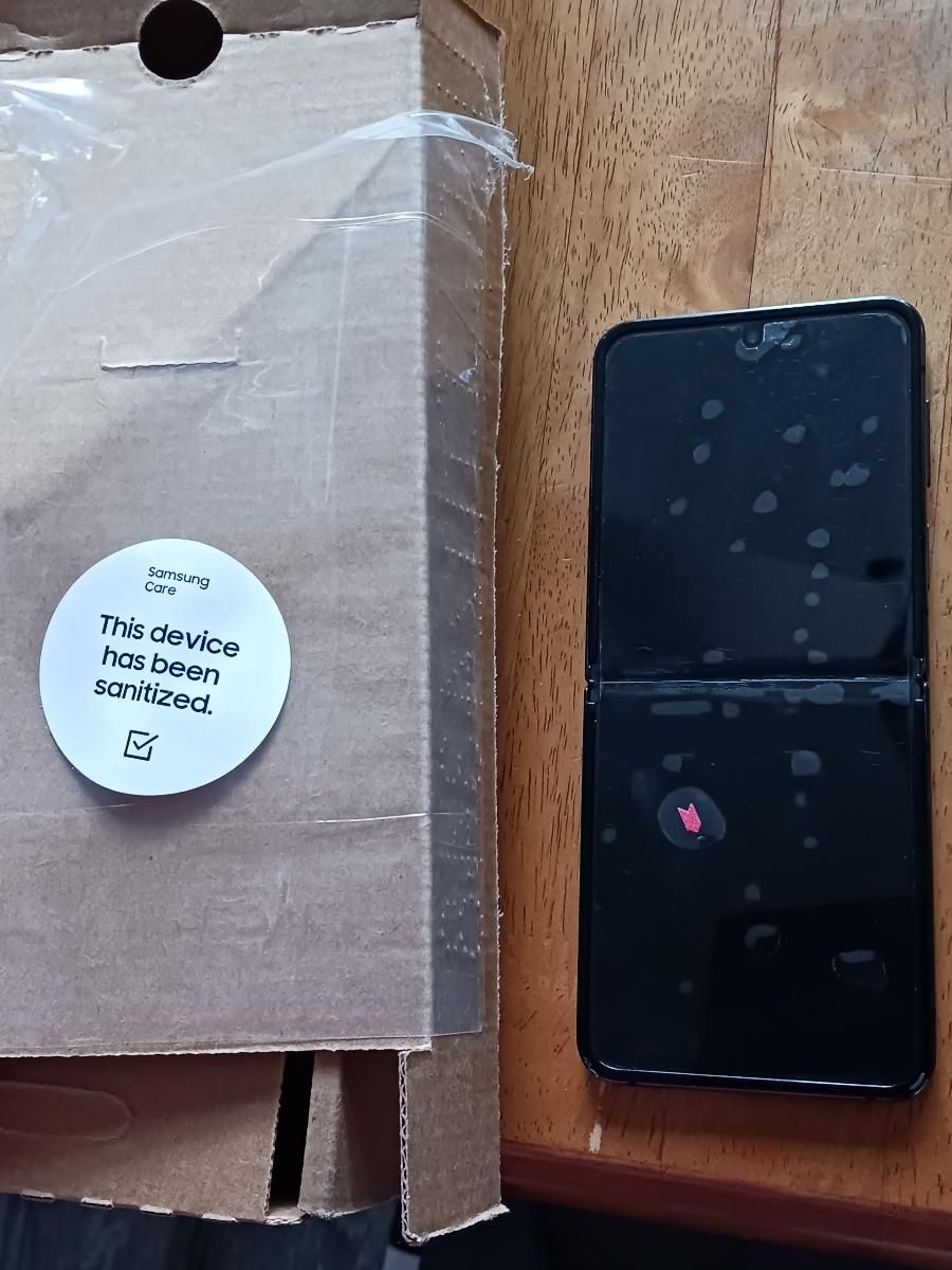 Z Flip 4 Screen Damage/Crease detaching from phone/Black screen ...