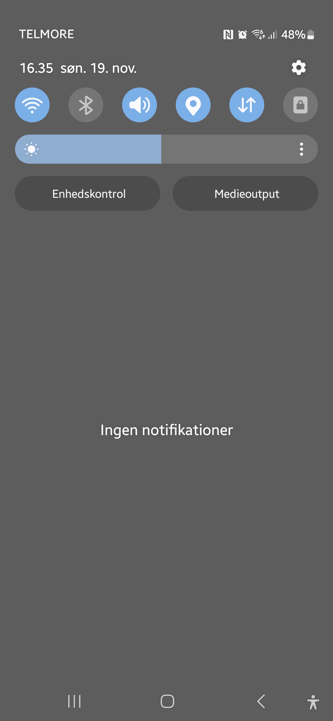 Notification bar is grey, not transparent and fills up til whole screen ...