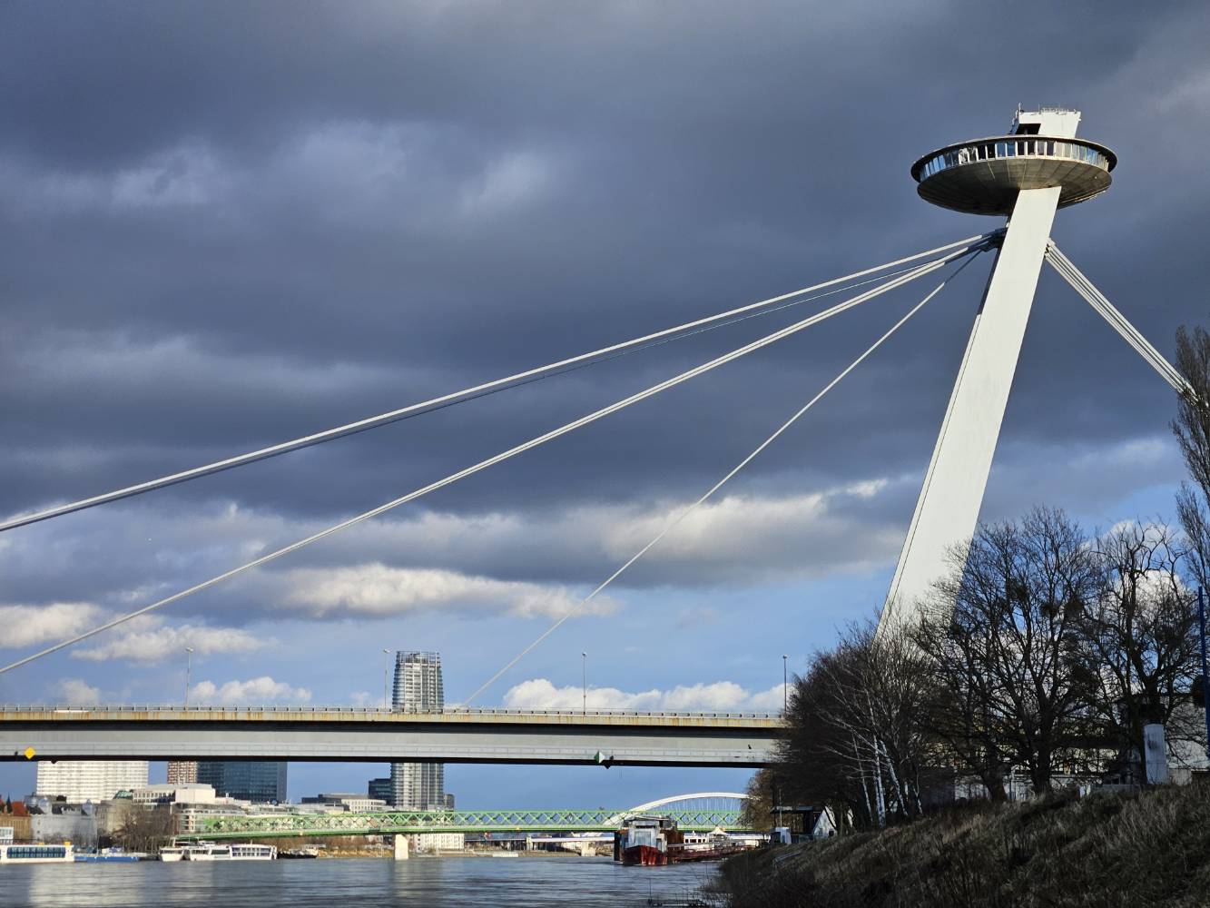 UFO a tri mosty - Samsung Community