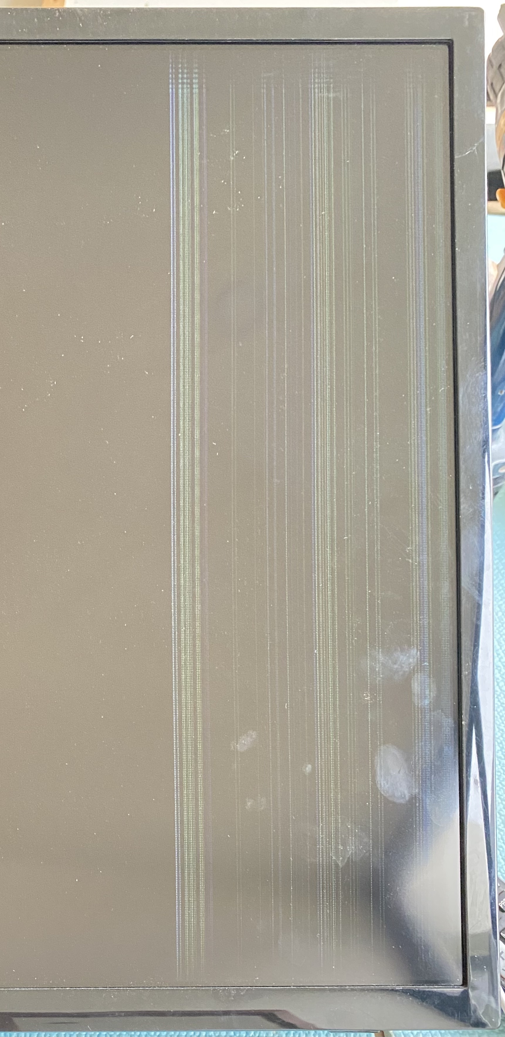 Rays/stripes on 32" 1080p LED-LCD HDTV with Wi-Fi (model UN32F5500AF ...