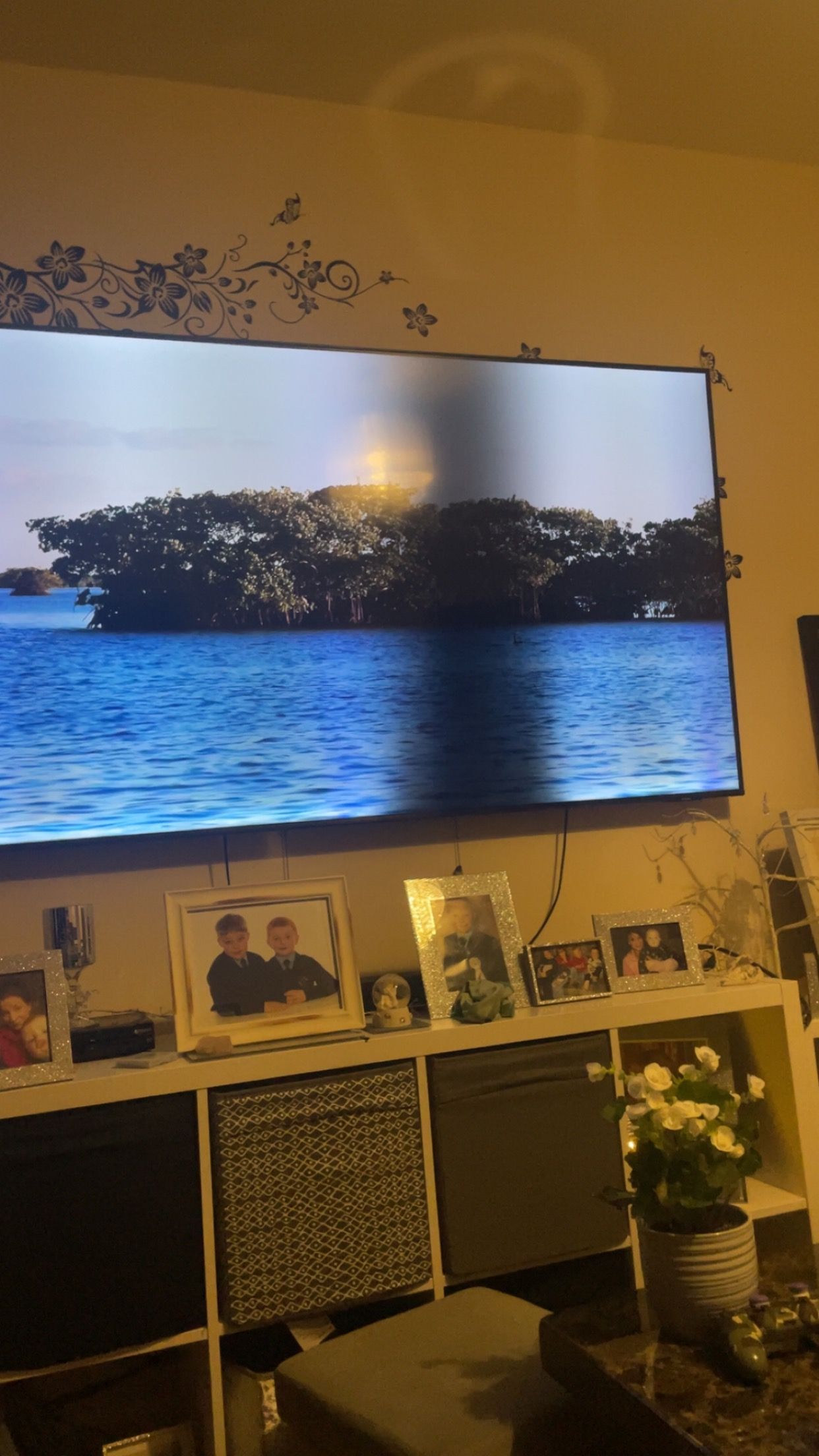 Dark shadow on left hand side of TV screen - Samsung Community