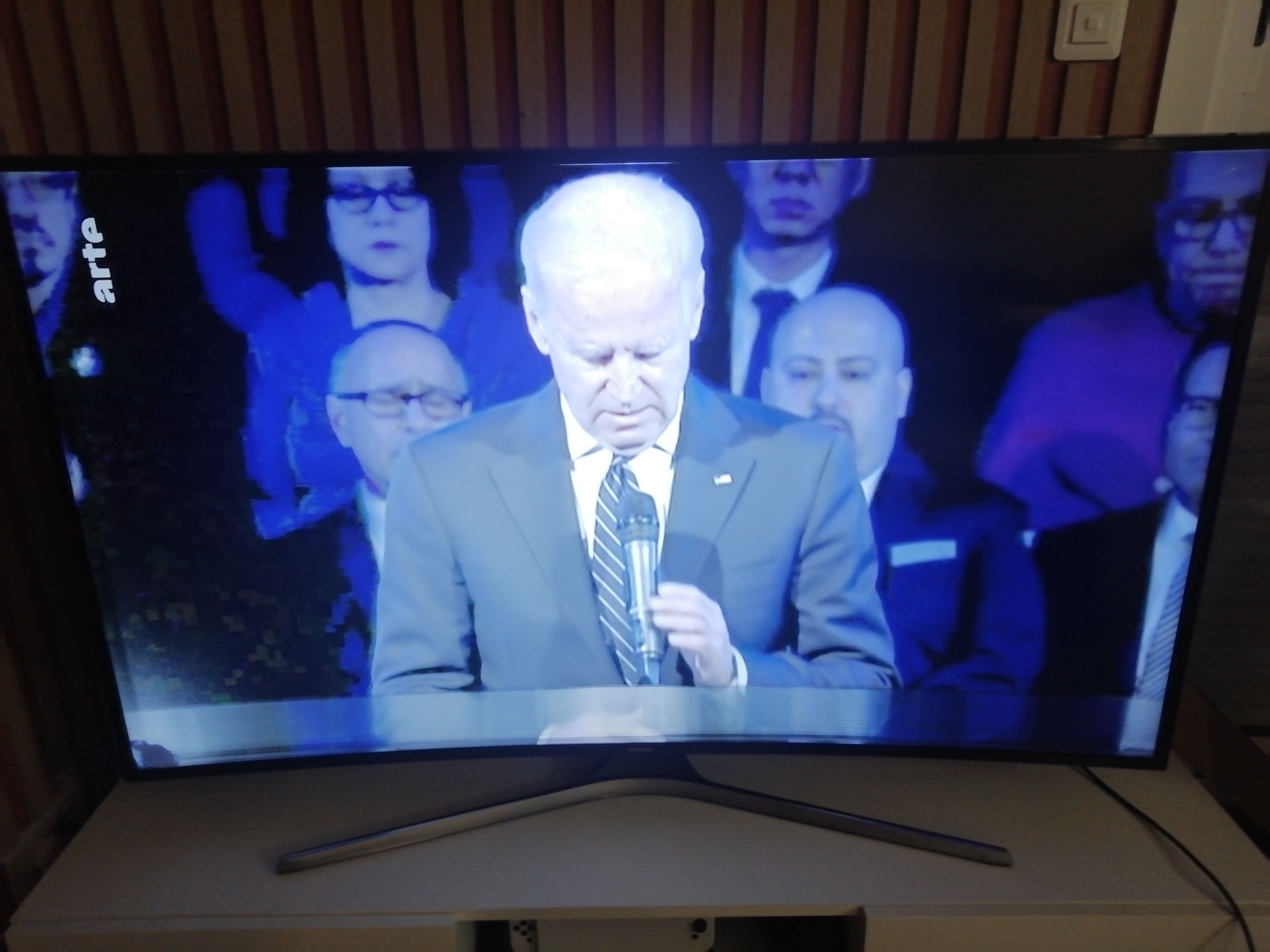 Résolu : Tache noire et bande sur écran - Samsung Community