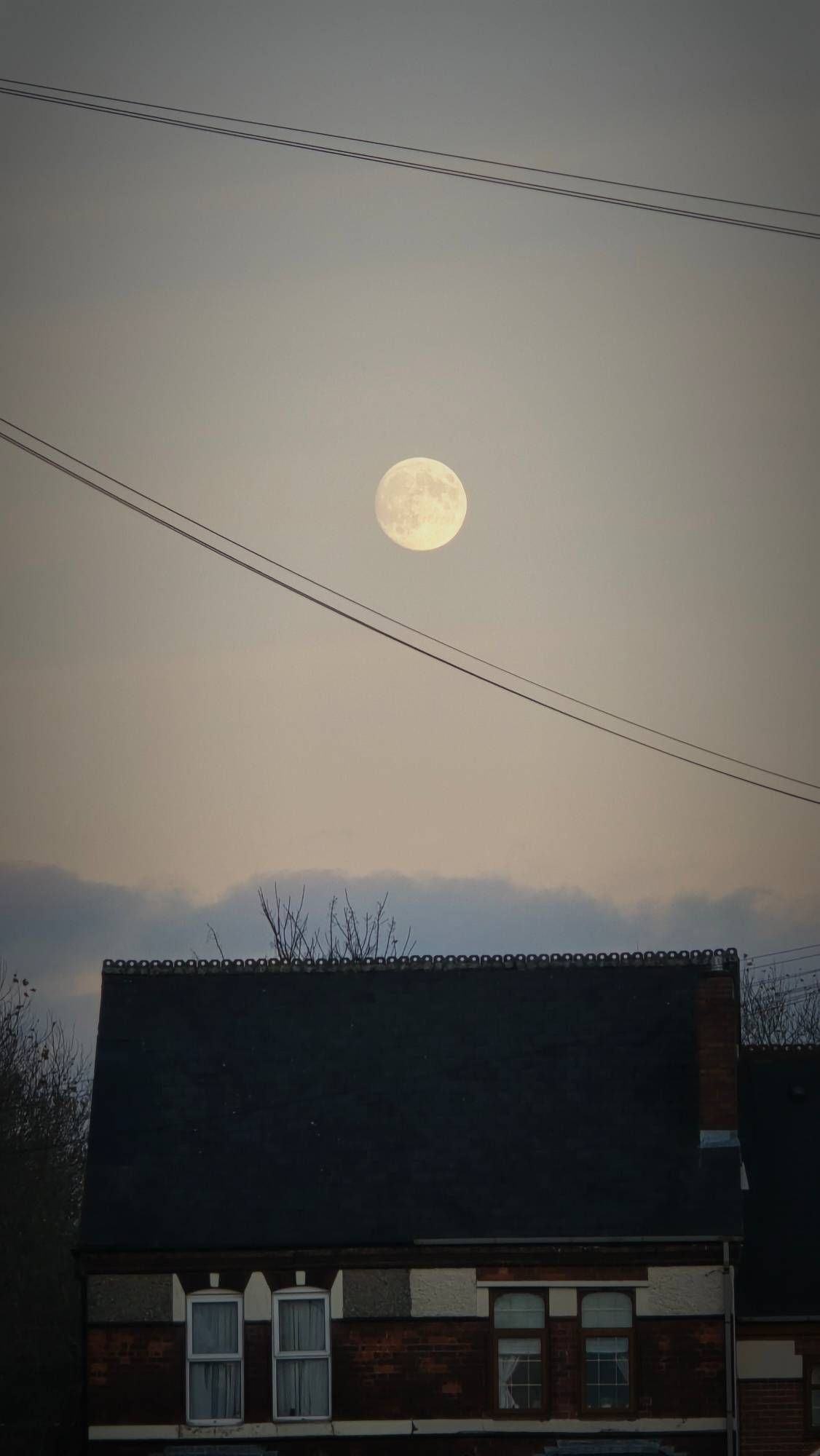 Large moon over house - Samsung Community