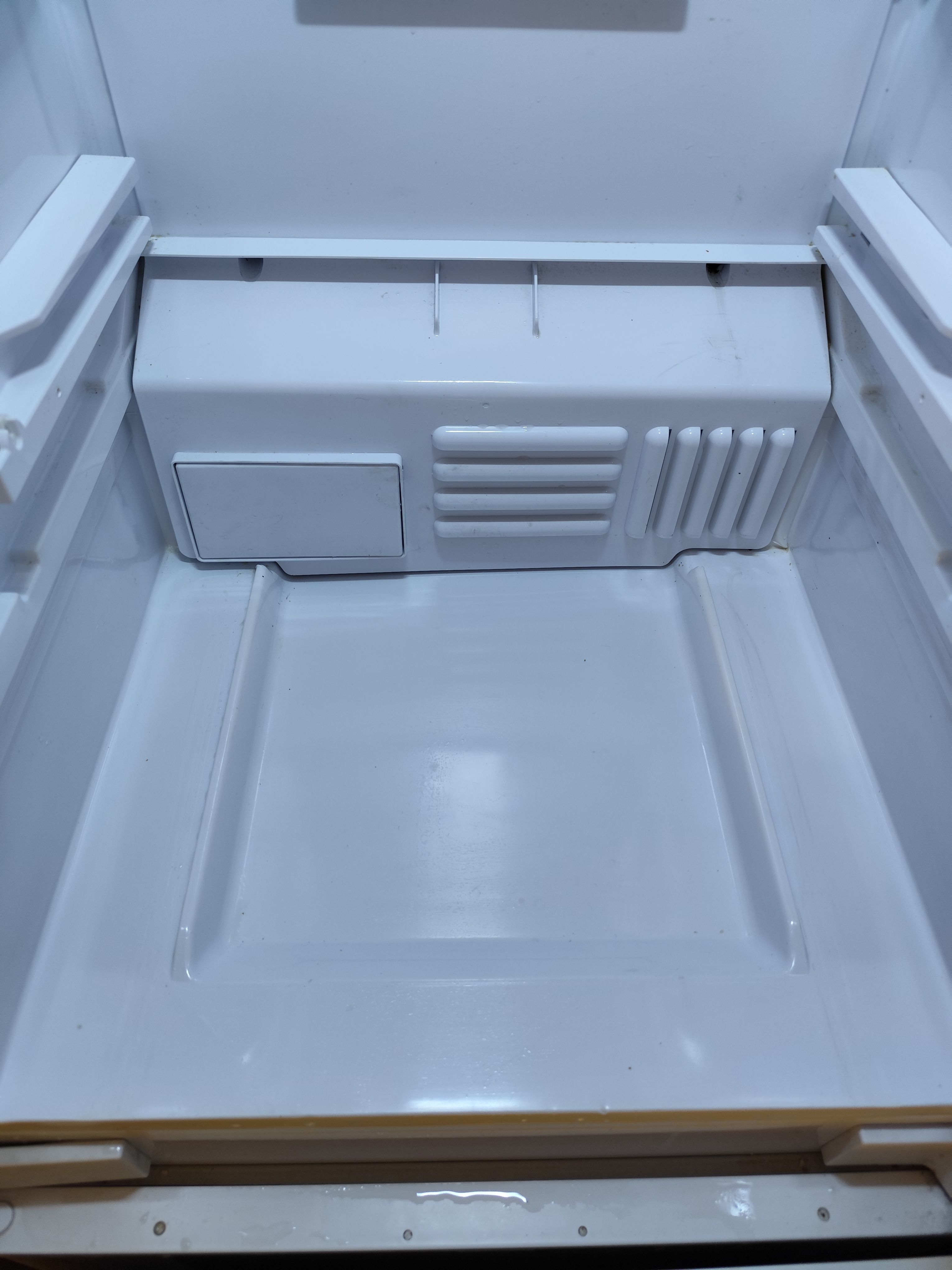 Woda lub lód zbiera się w lodówce. Co możemy sami zaradzić? - Samsung ...