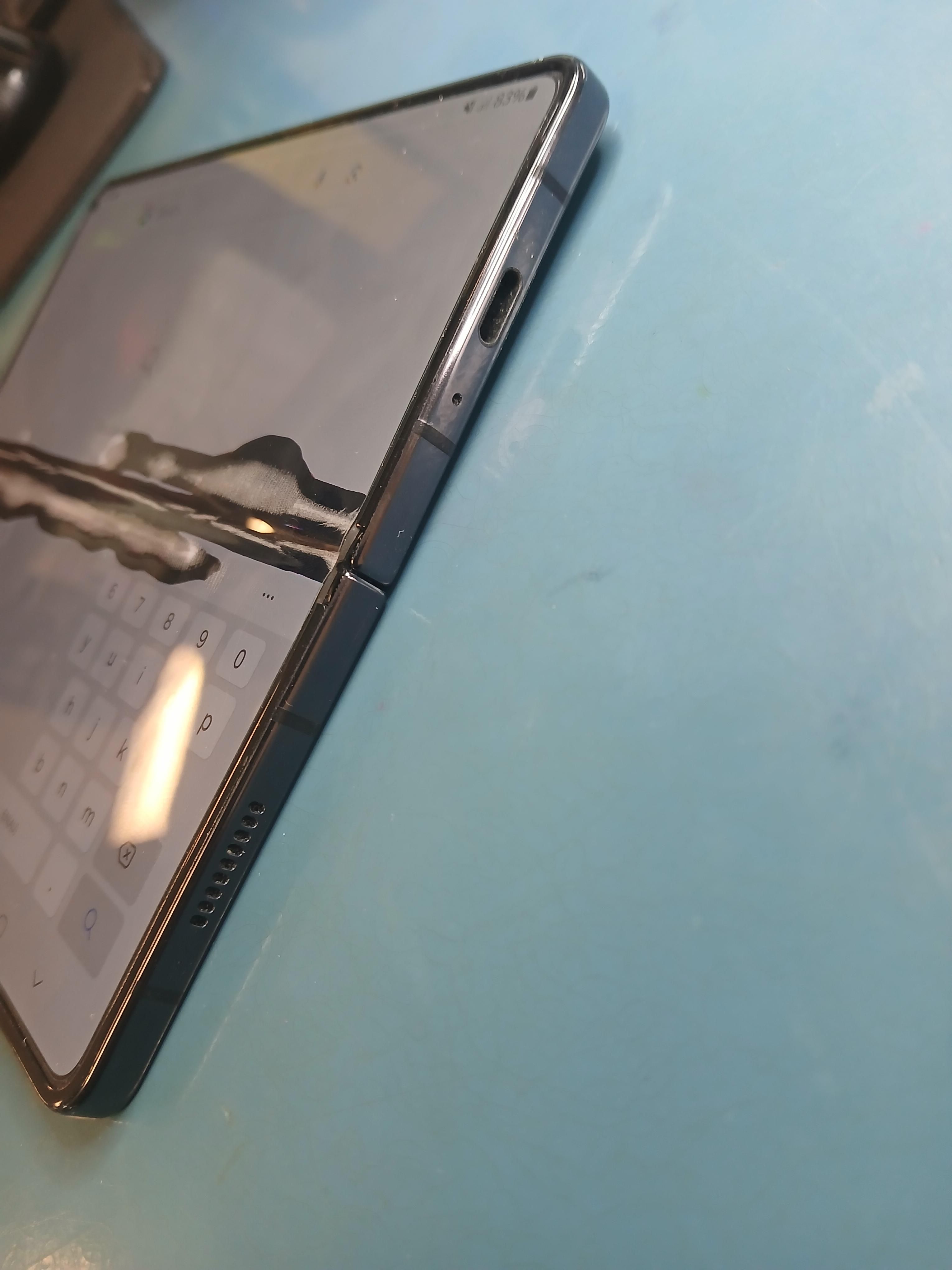 Inner screen/hinge manufacturing fault on Samsung Fold 5 phones ...