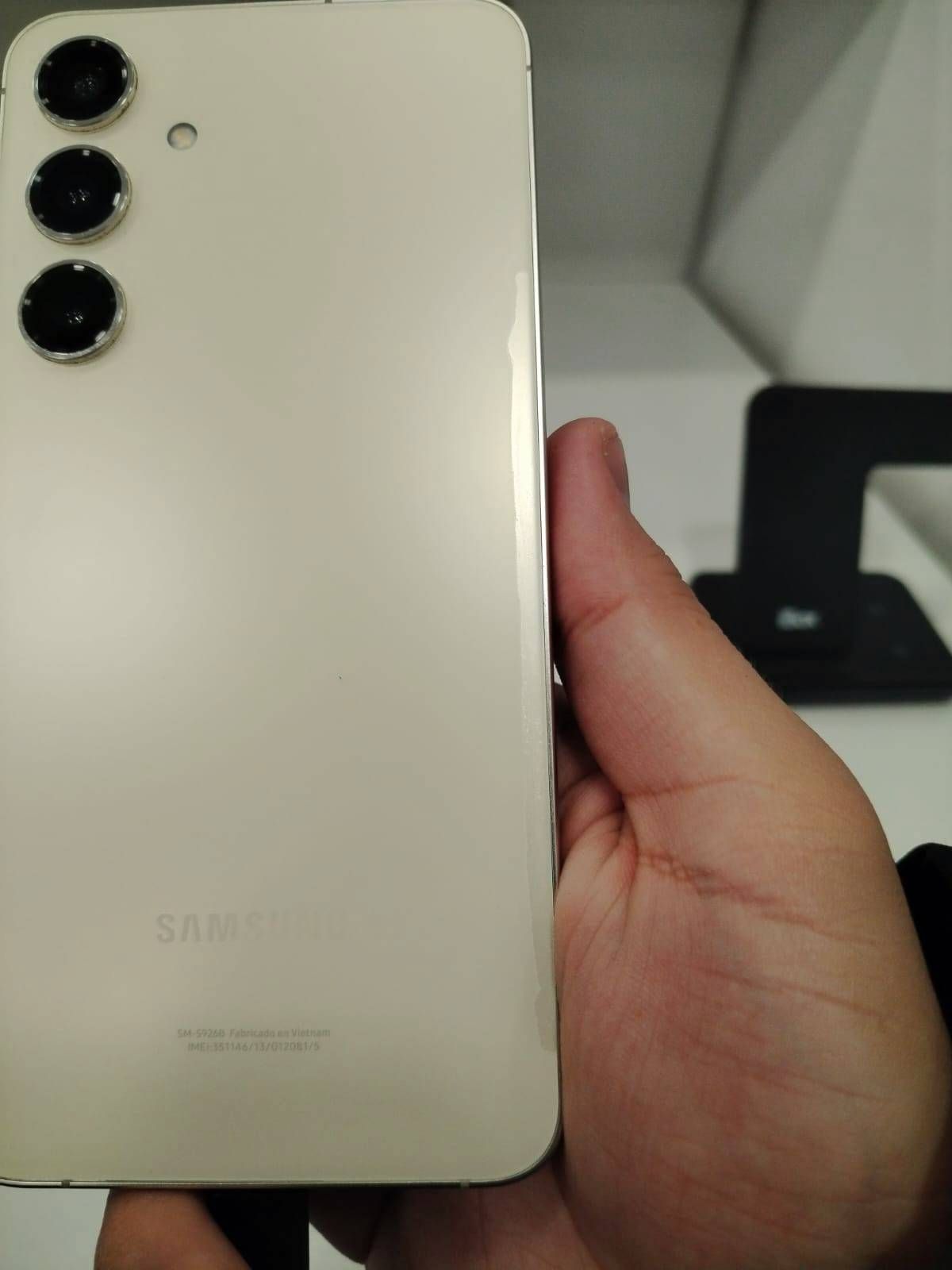 Solucionado: Le entró agua a mi S24+ en la parte posterior - Samsung ...