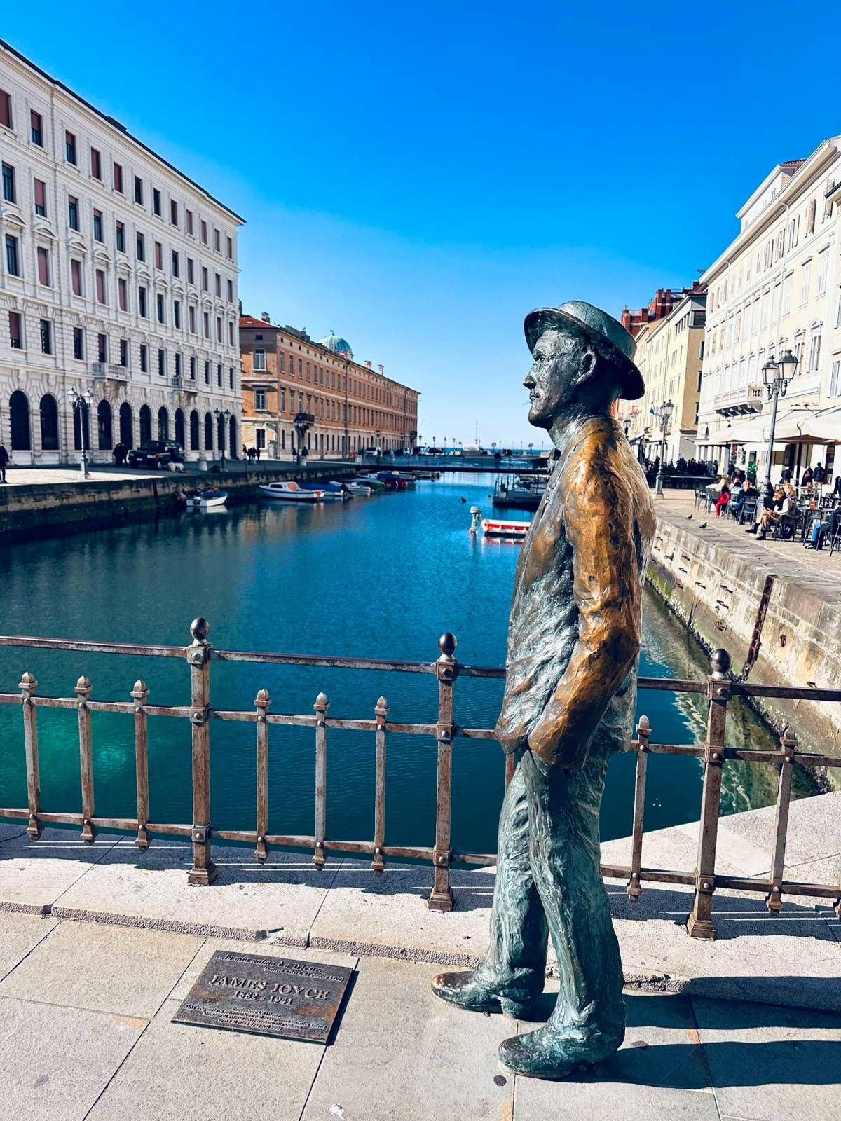 📸 Statua James Joice - Piazza Ponte Rosso Trieste - Samsung Community